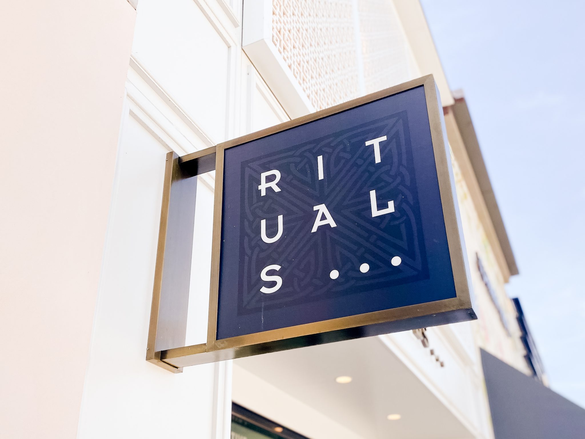 Rethink the Storefront Blade Sign: 23 Stunning Examples that Drive ...