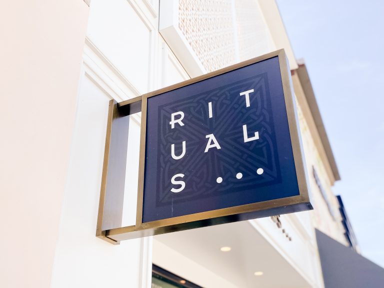 Rethink the Storefront Blade Sign: 23 Stunning Examples that Drive ...